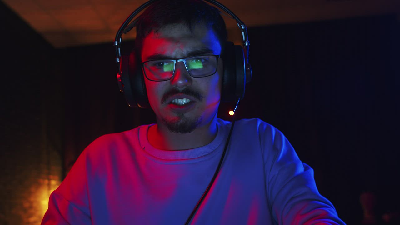 Angry game shouts at the scream after being defeated - Free Stock Video