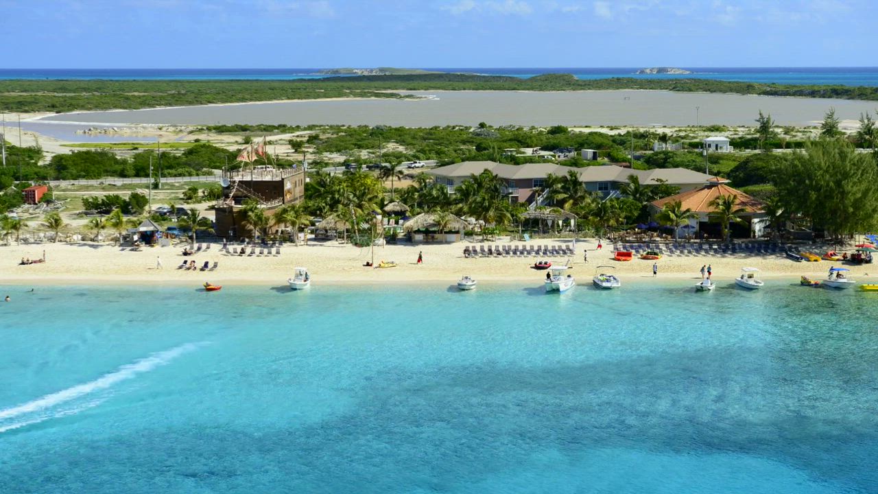 Time lapse of tourists in an island beach - Free Stock Video
