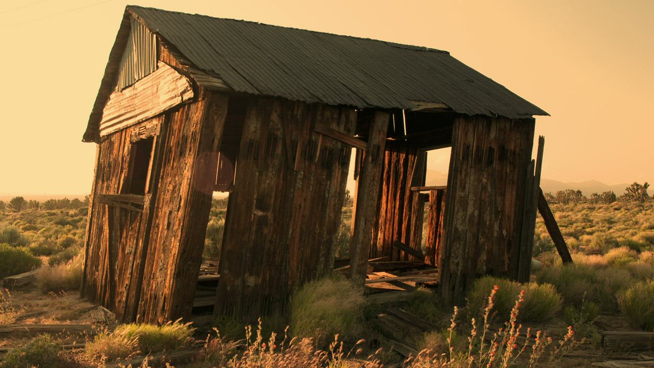 Abandoned and haunted house in the middle of the desert - Free Stock Video