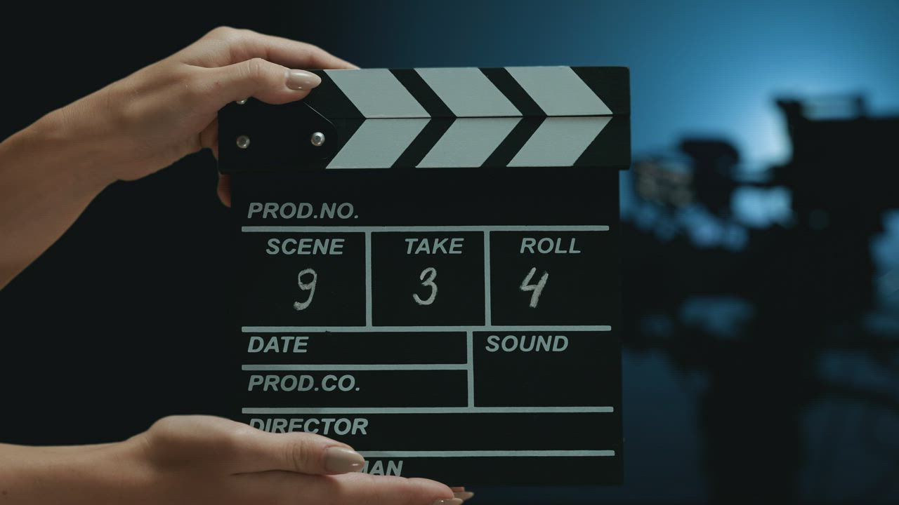Using a clapperboard to start filming a shot - Free Stock Video