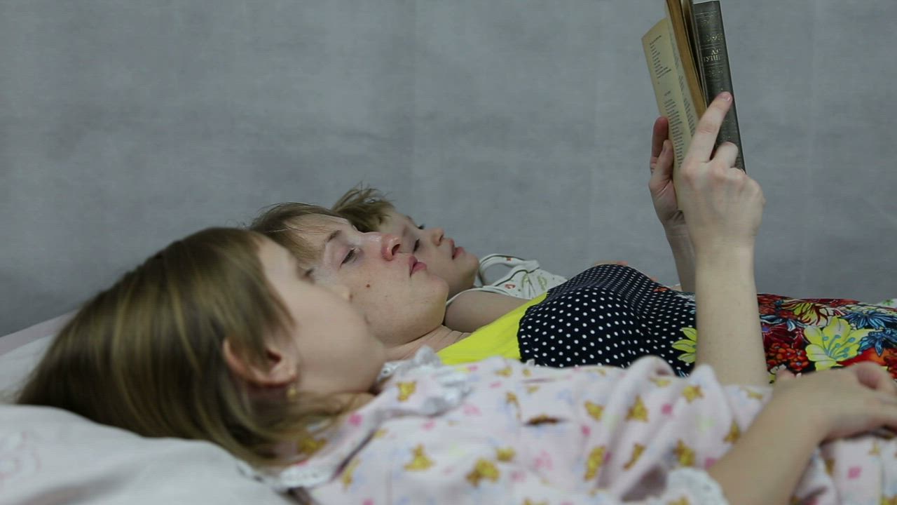 Mother reading a story before bed - Free Stock Video