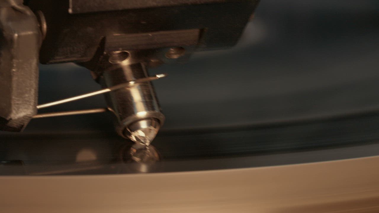 Automatic machine polishing of a large diamond - Free Stock Video