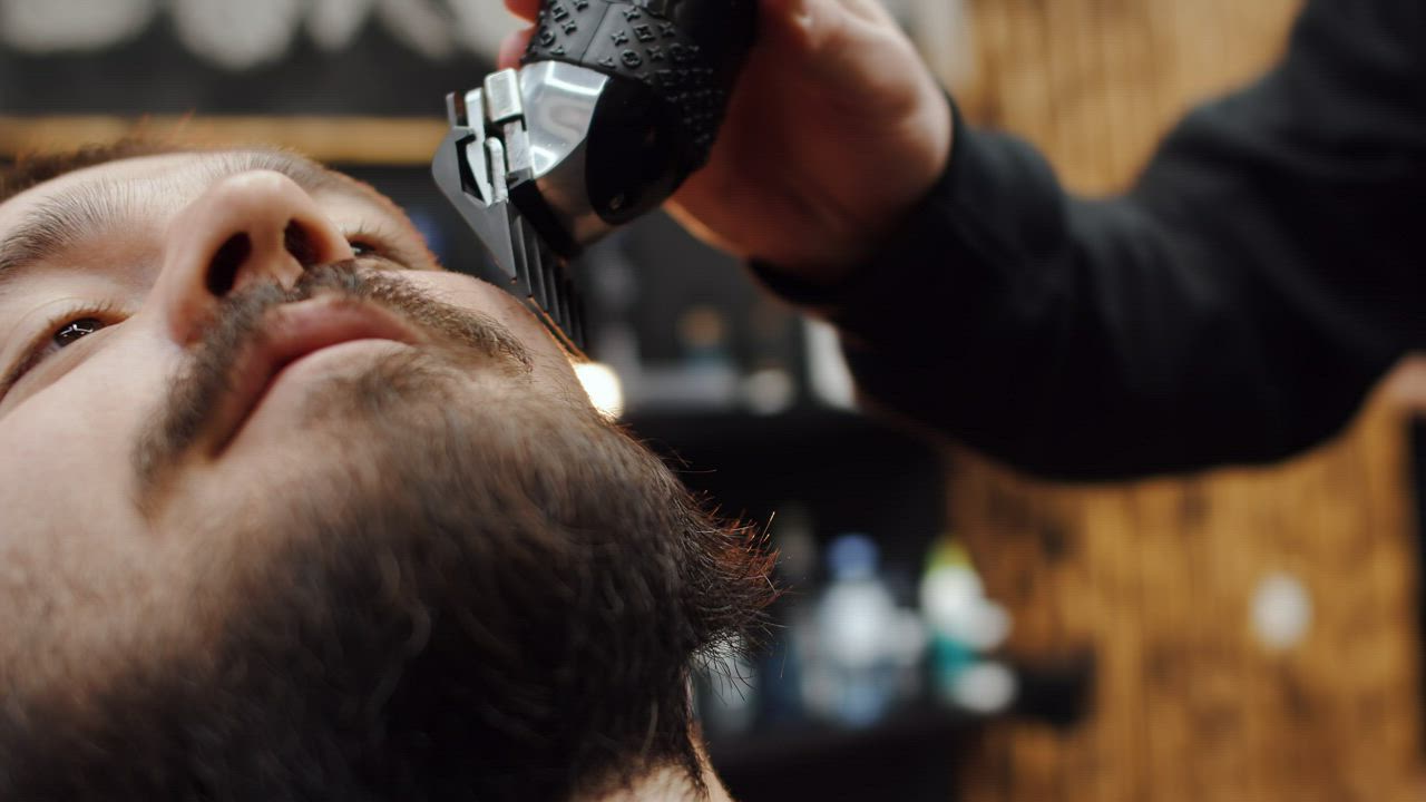 Beard being shaved at the barber shop - Free Stock Video