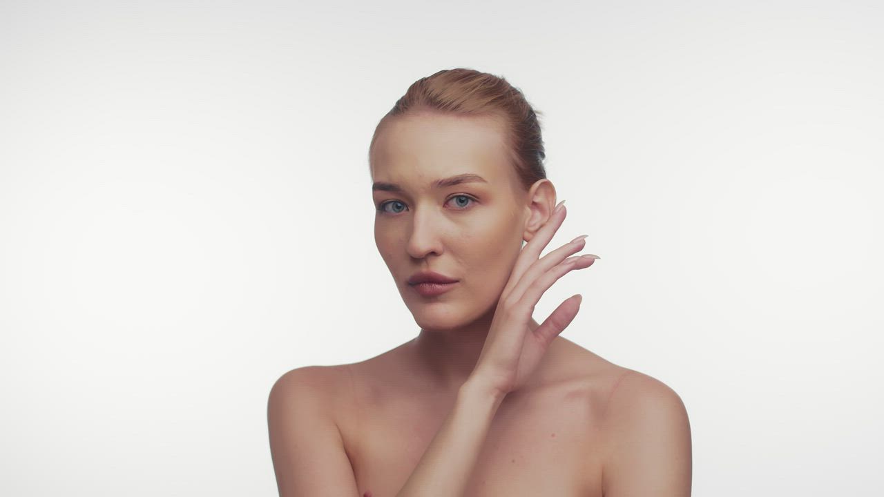Model wearing face contour posing against a white background - Free ...