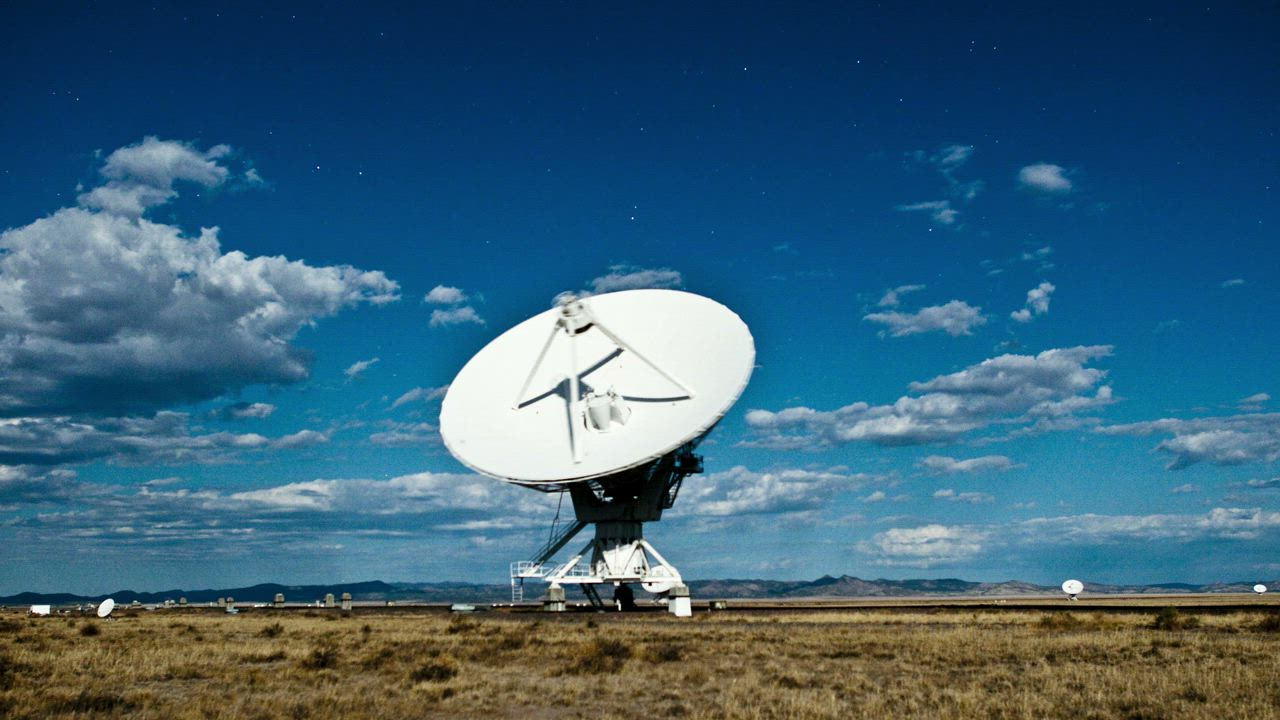 Big antenna from Very Large Array in New Mexico - Free Stock Video