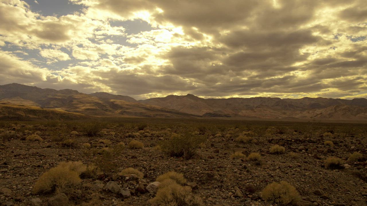 Cloudy desert in a hot day - Free Stock Video