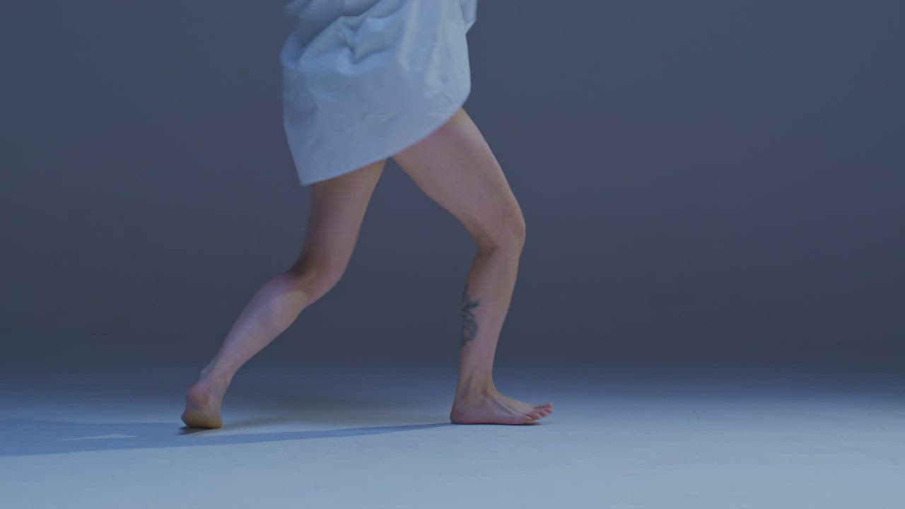 View to the legs of a contemporary dancer - Free Stock Video