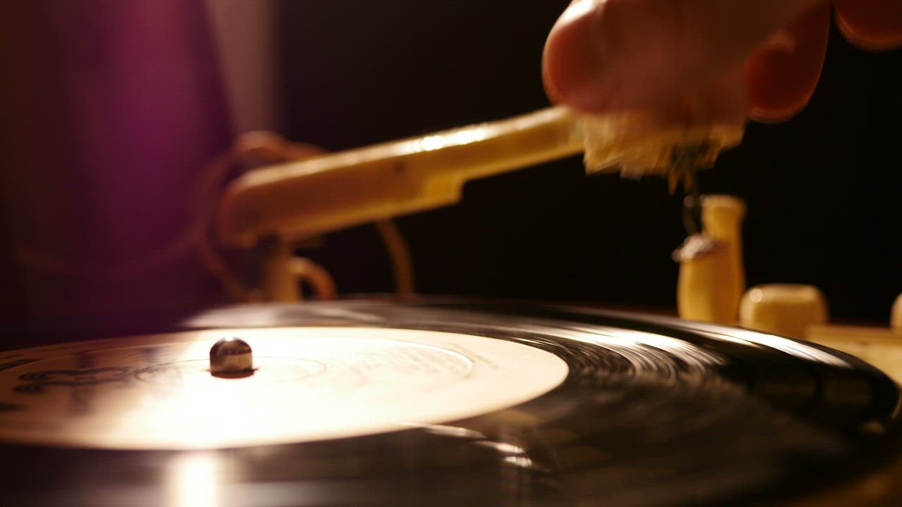 Hand sets needle to reproduce vinyl - Free Stock Video