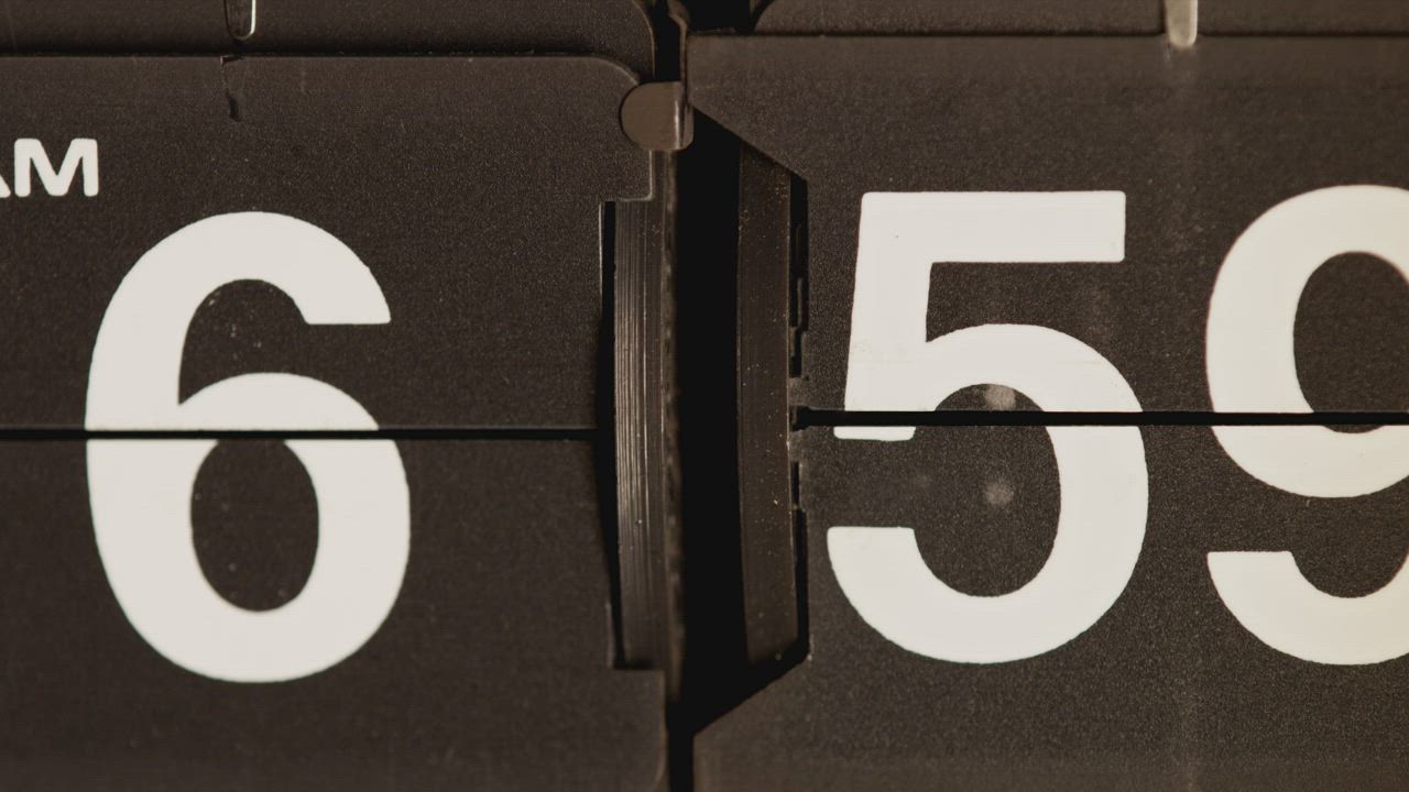 6:59 flips to 7 o'clock - Free Stock Video