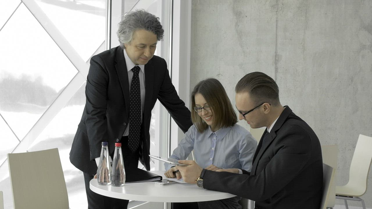 Work colleagues having happy discussion around a table - Free Stock Video