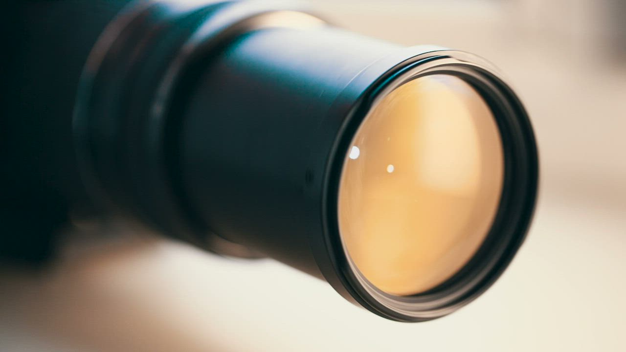 Close up of a camera lens zooming in and out - Free Stock Video