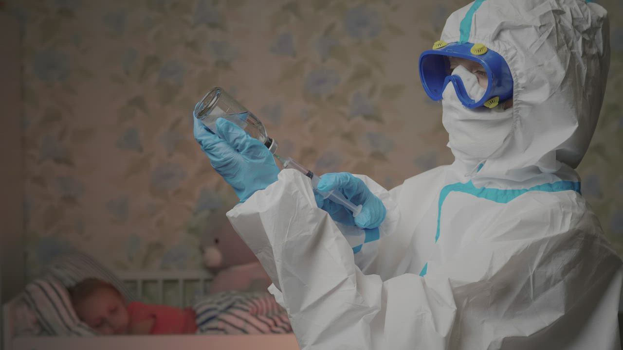 Doctor preparing a needle injection - Free Stock Video