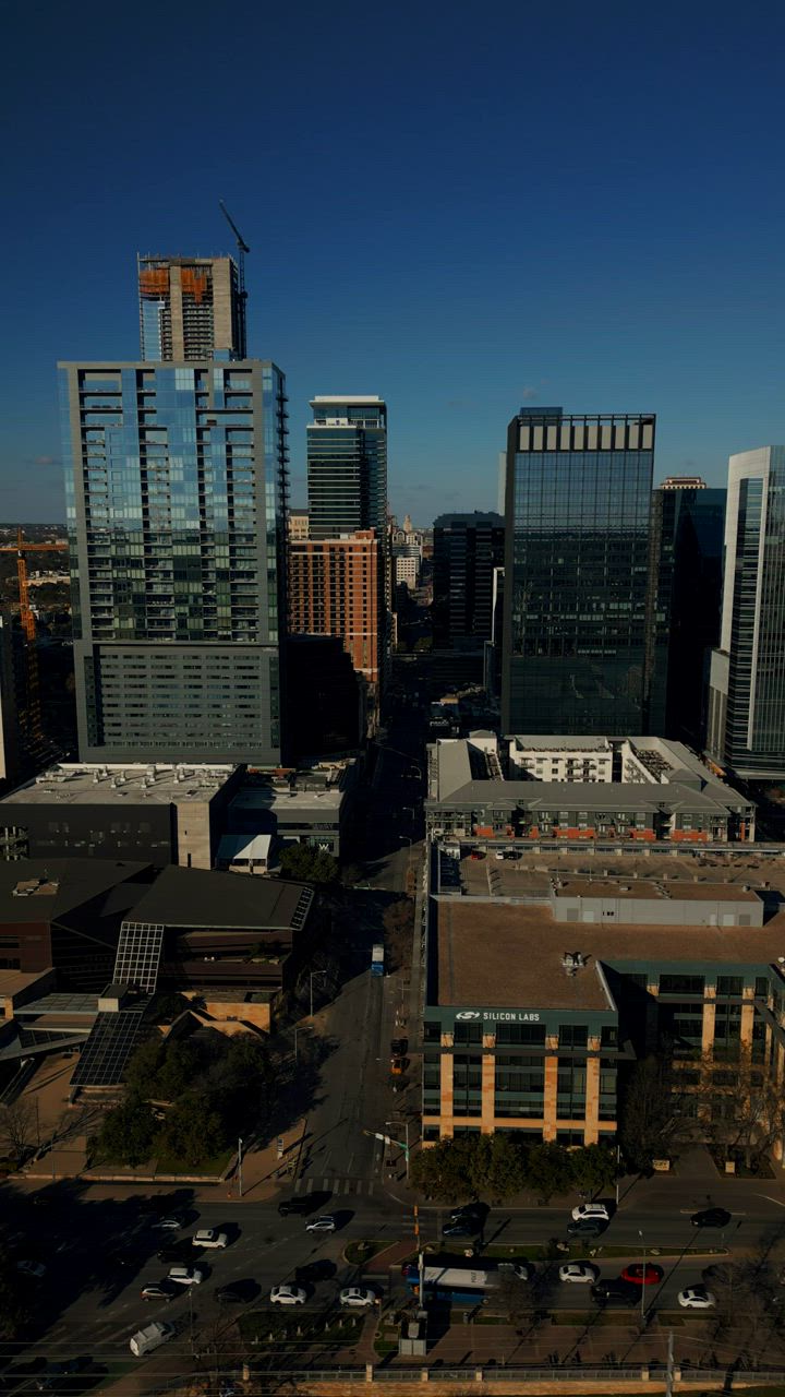 Side by side aerial view of a large city - Free Stock Video