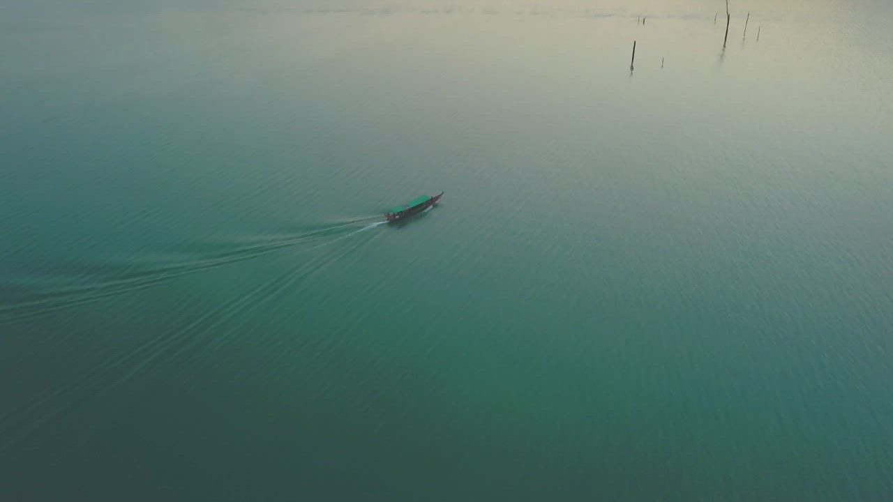 Motorboat on a large lake with turquoise blue waters - Free Stock Video
