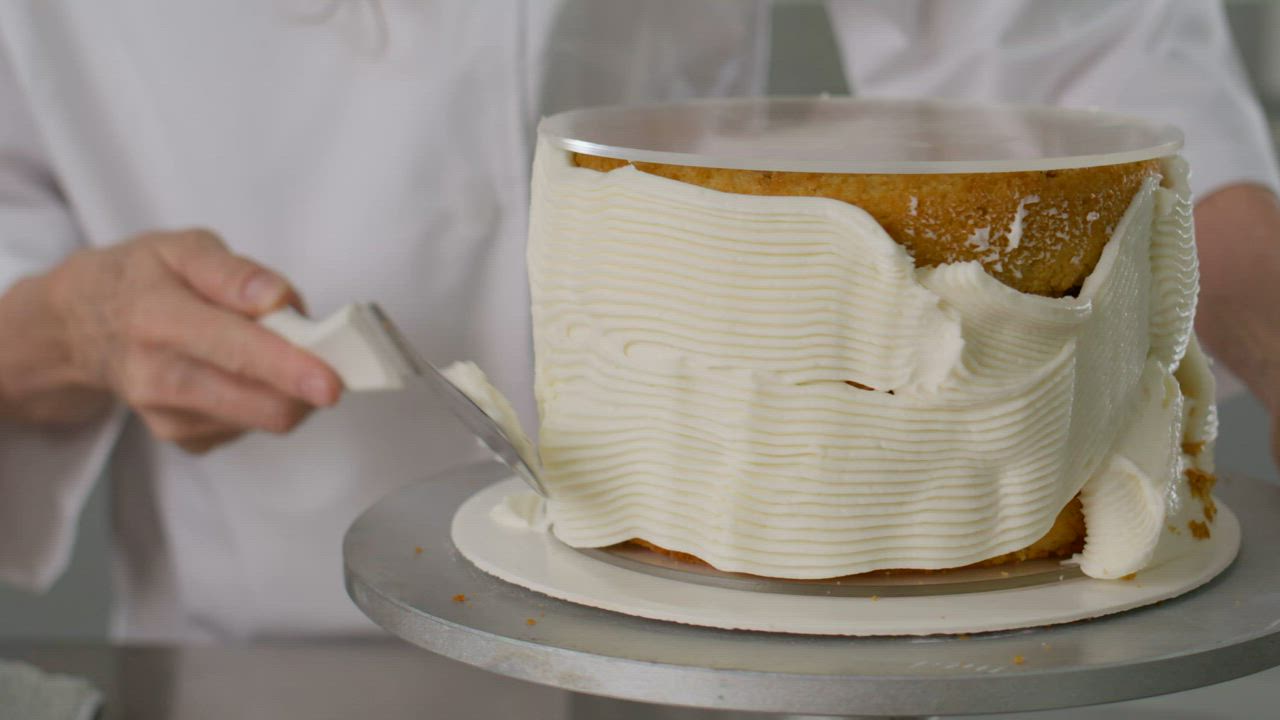 Expert pastry chef covering a cake with icing - Free Stock Video