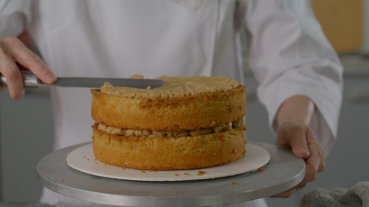 Pastry chef putting filling in a cake - Free Stock Video