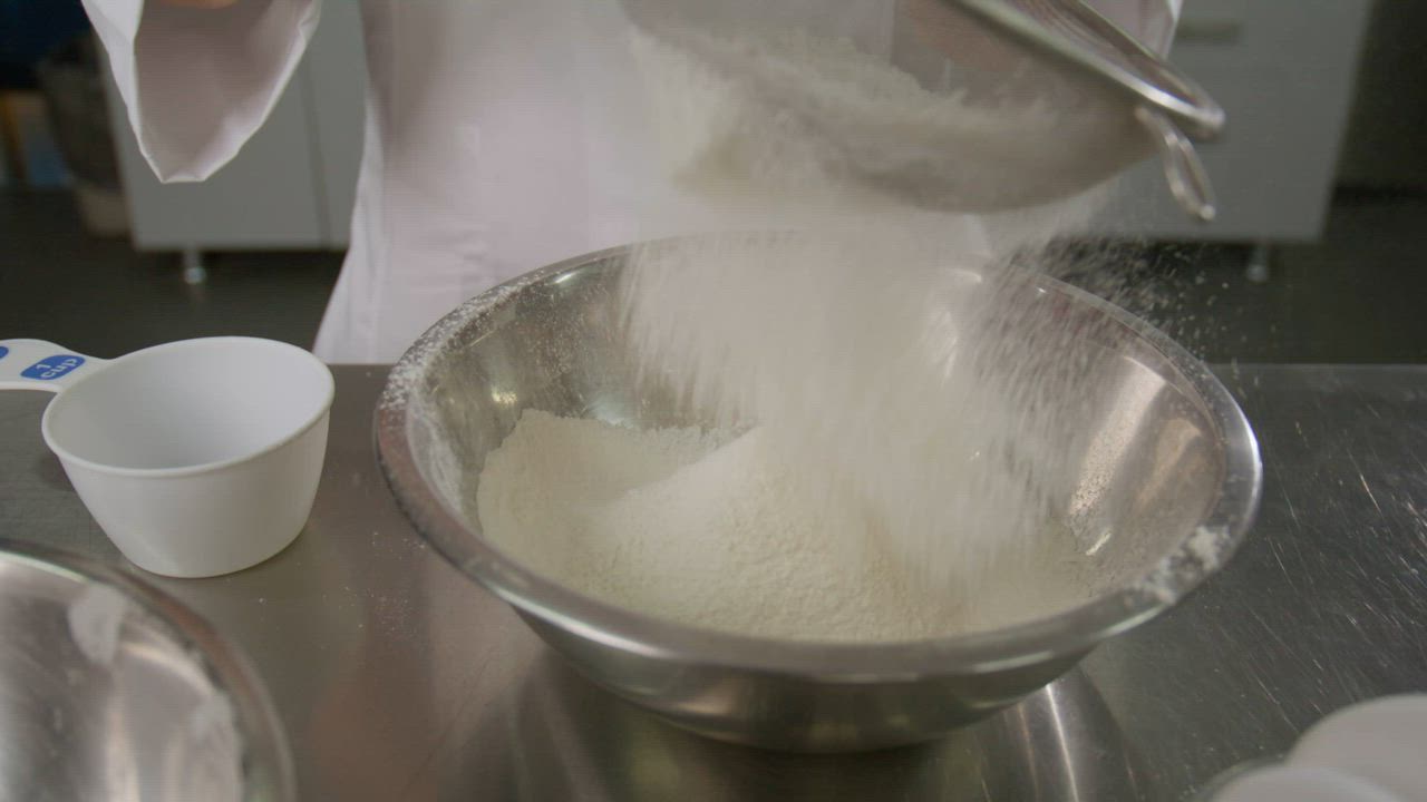 Pastry chef adding flour for a cake - Free Stock Video