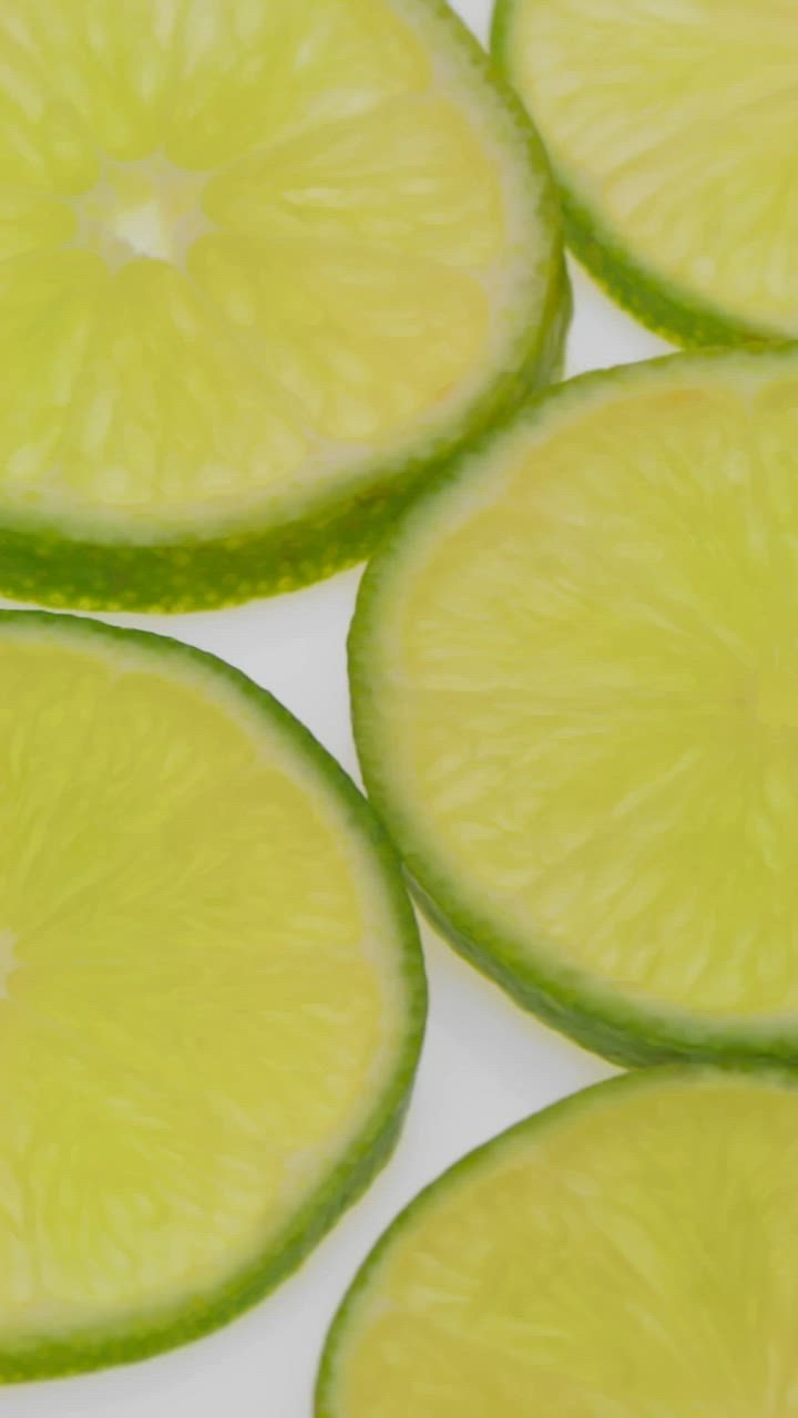 Fresh lemon slices over a bright background - Free Stock Video