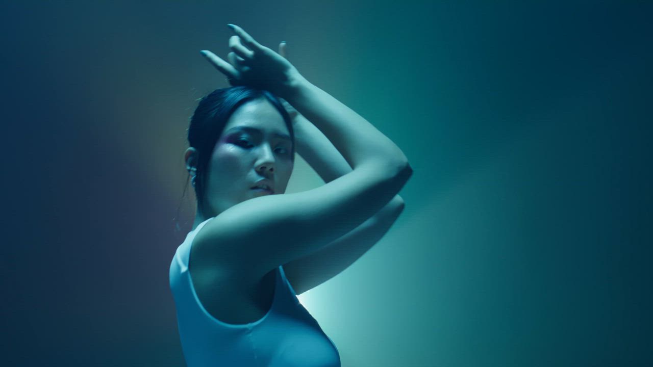 Close shot of a dancer doing an artistic dance - Free Stock Video