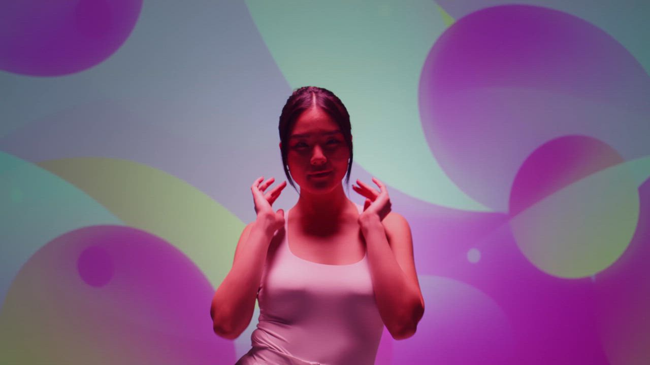 Colorful portrait of a dancer in a performance - Free Stock Video