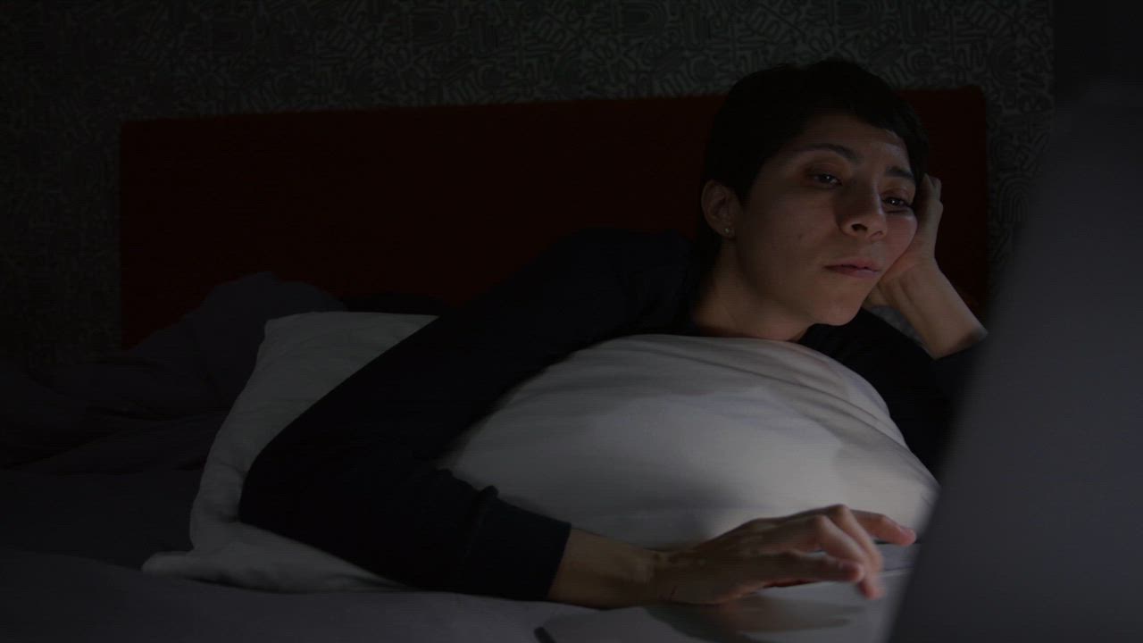 Girl with insomnia in her computer in her bed - Free Stock Video