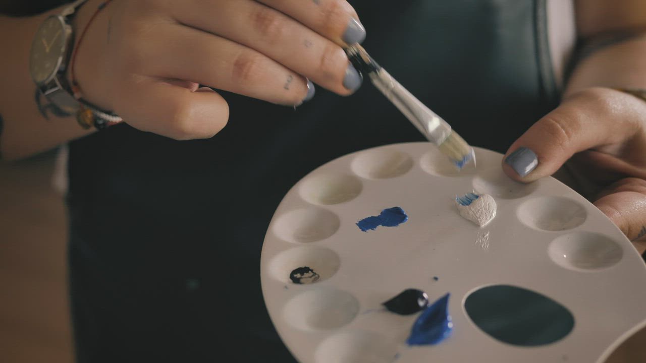 Mixing colors in a paint palette - Free Stock Video
