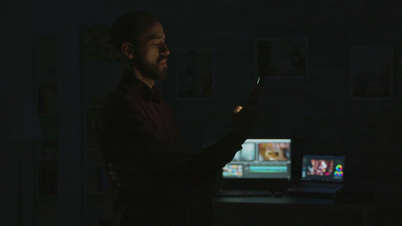 Man gives future voice command to smartphone app - Free Stock Video