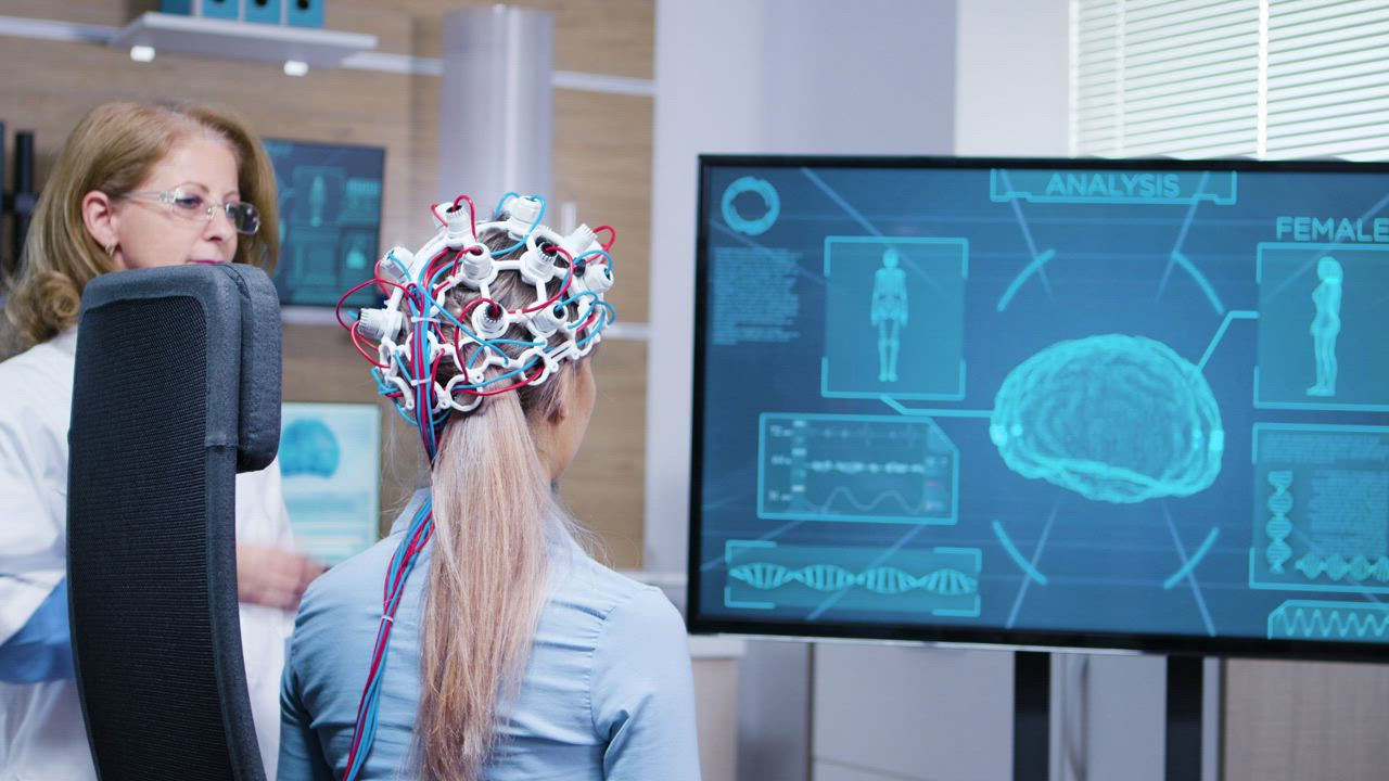 Doctor shows patient brain scan on large screen - Free Stock Video