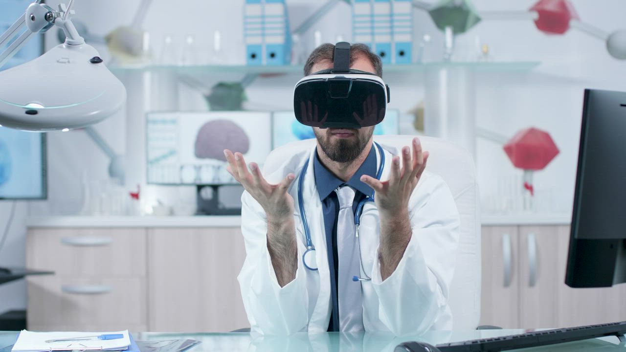 Doctor uses VR innovation to explore 3d brain - Free Stock Video