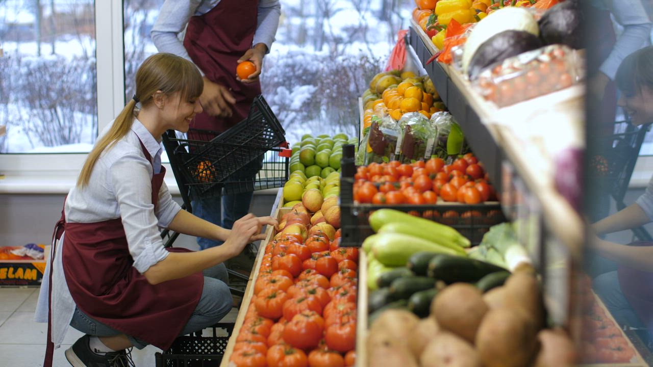 Smiling grocery store staff - Free Stock Video