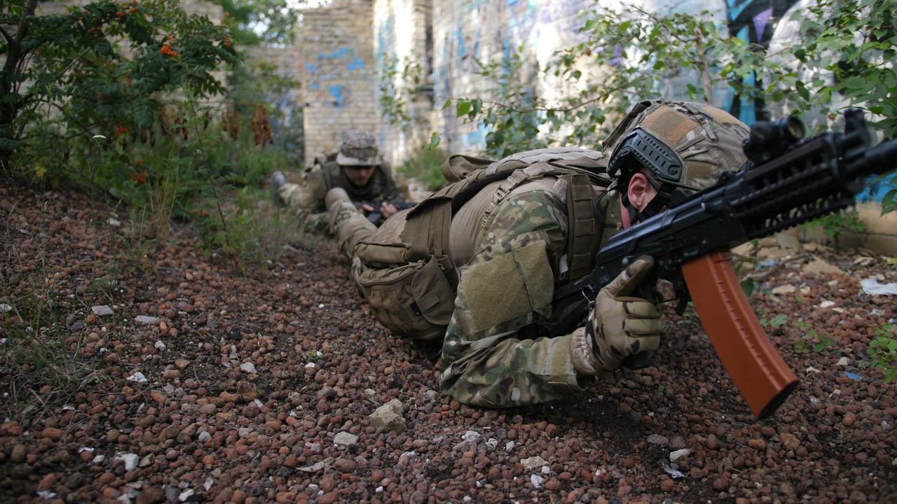Soldiers crawling across the ground - Free Stock Video
