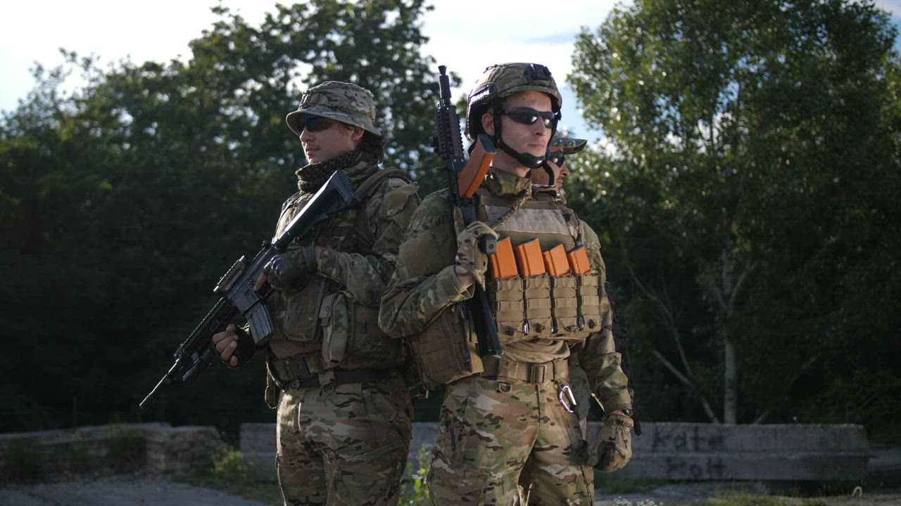 Soldiers standing still - Free Stock Video