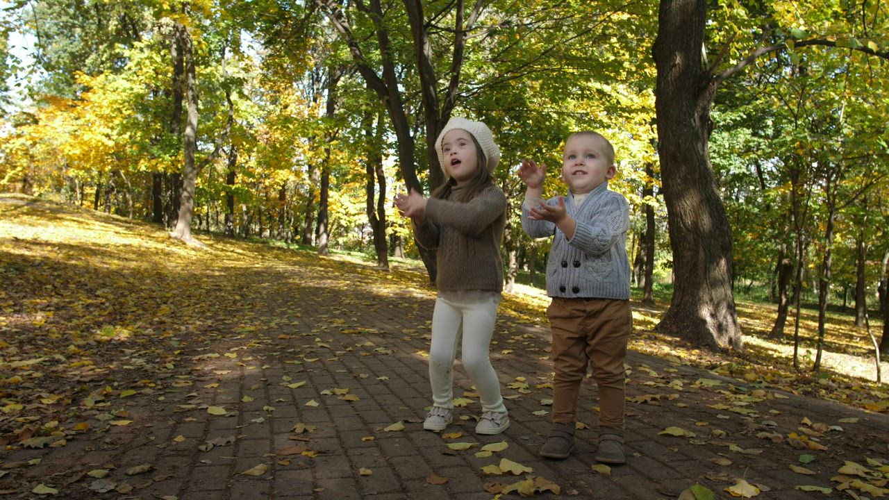 Children clapping outside - Free Stock Video