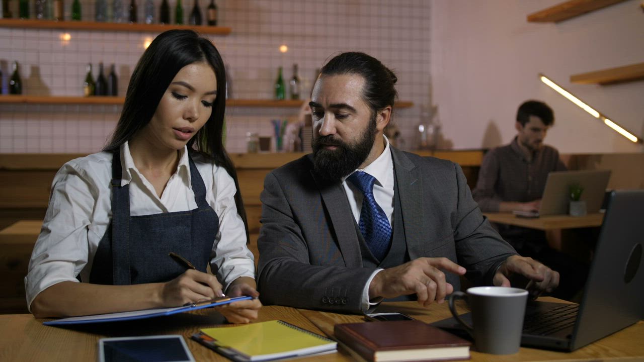 Business owner assigning tasks at a cafe - Free Stock Video