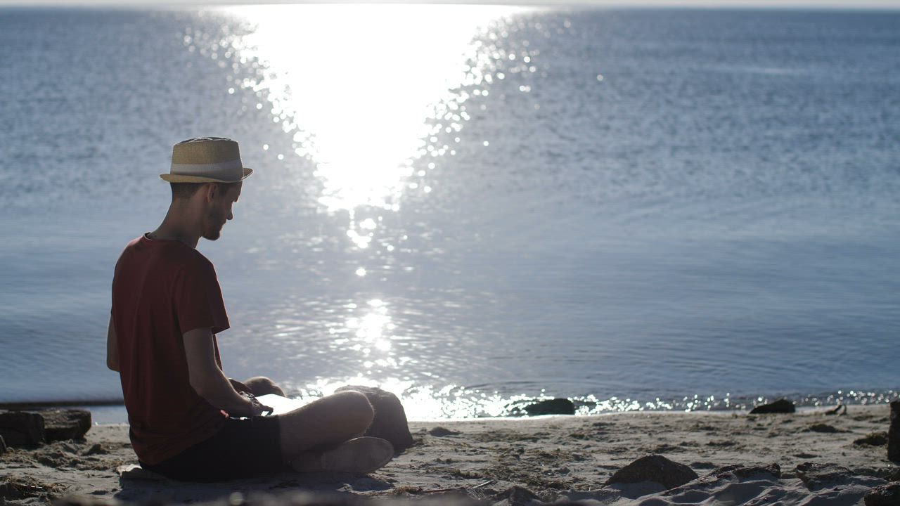 Man working from the beach - Free Stock Video