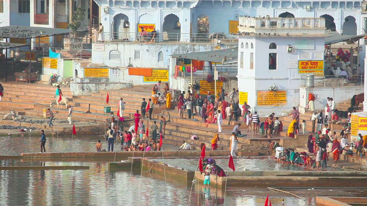 Crowd by the river in Pushkar lake - Free Stock Video
