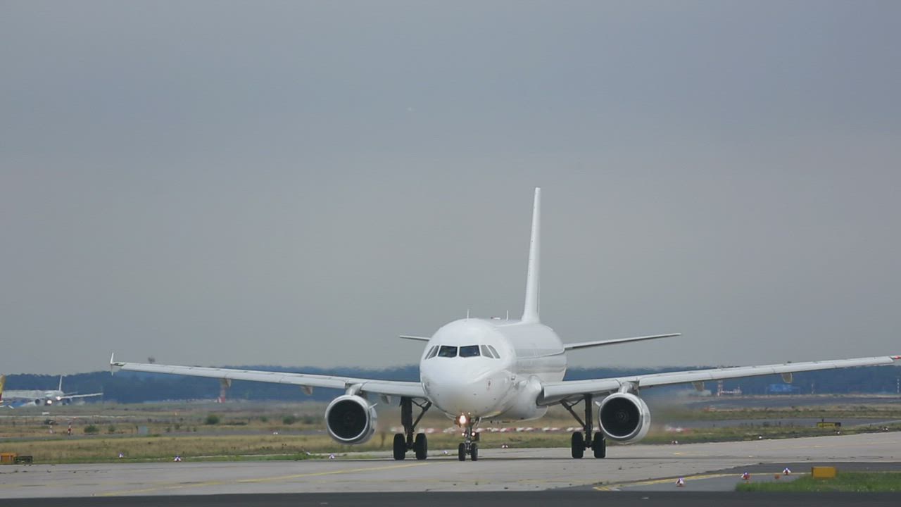Airplane gettign ready for take-off - Free Stock Video