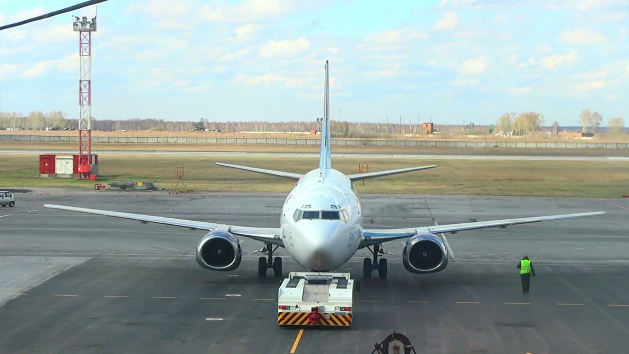 Airplane getting ready for take-off - Free Stock Video