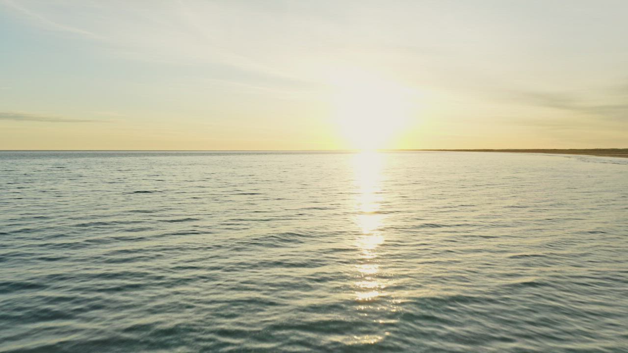 Bright sun over the ocean - Free Stock Video