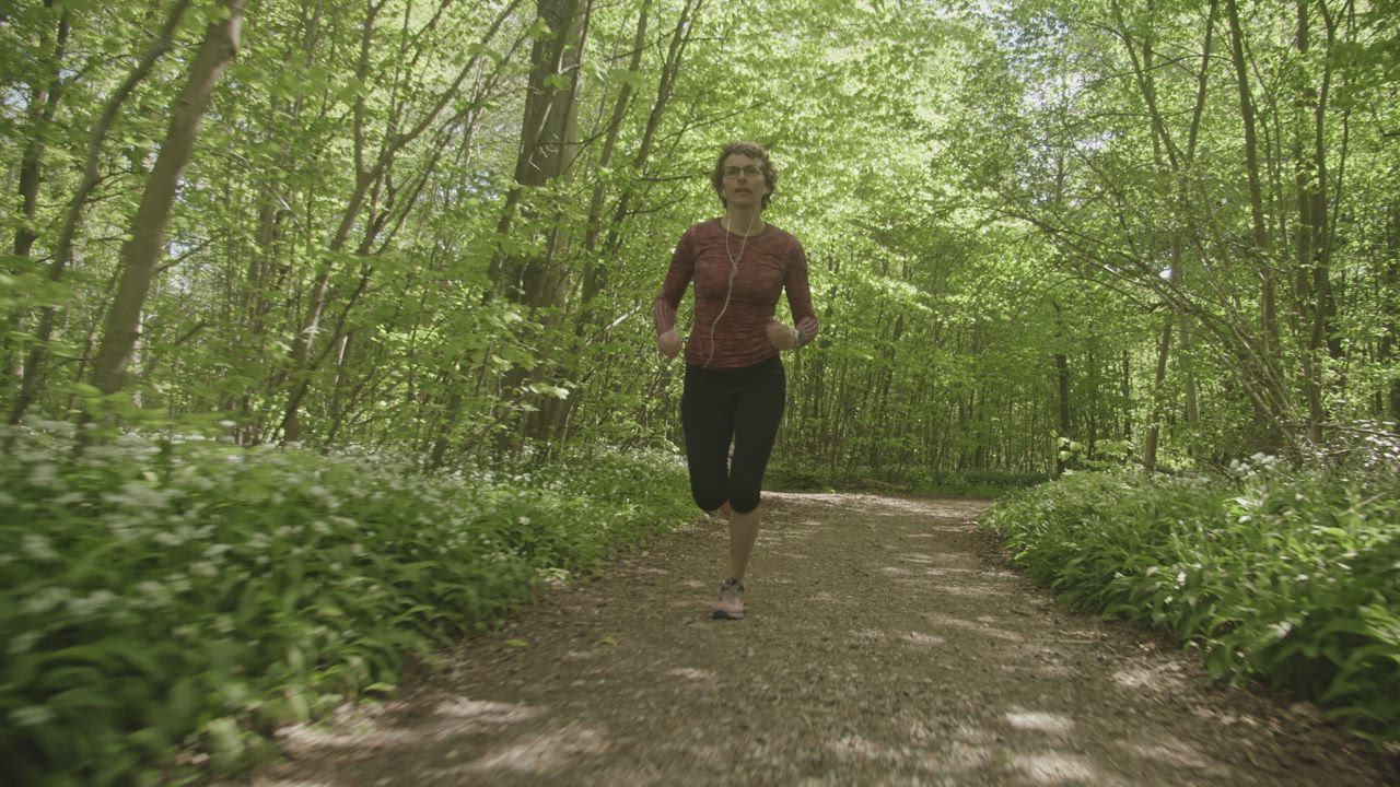Woman running towards the camera - Free Stock Video
