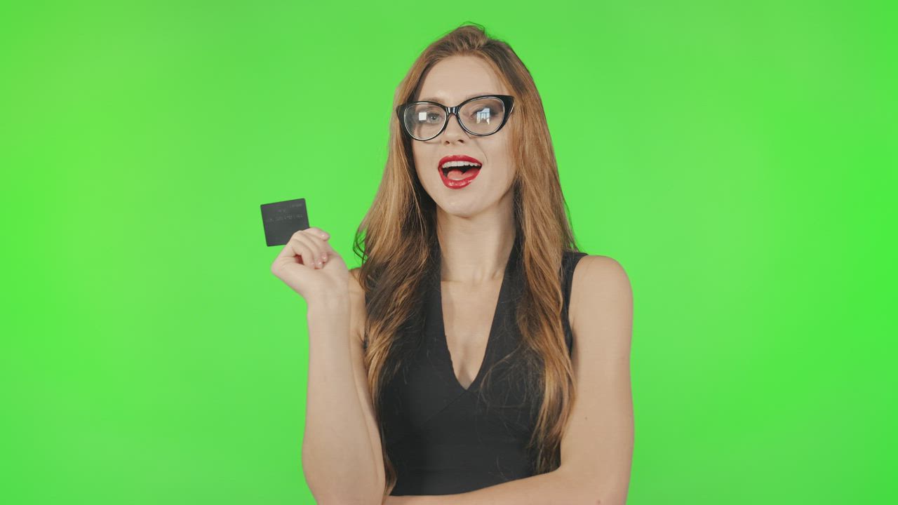 Shopping model poses with credit card on greenscreen - Free Stock Video