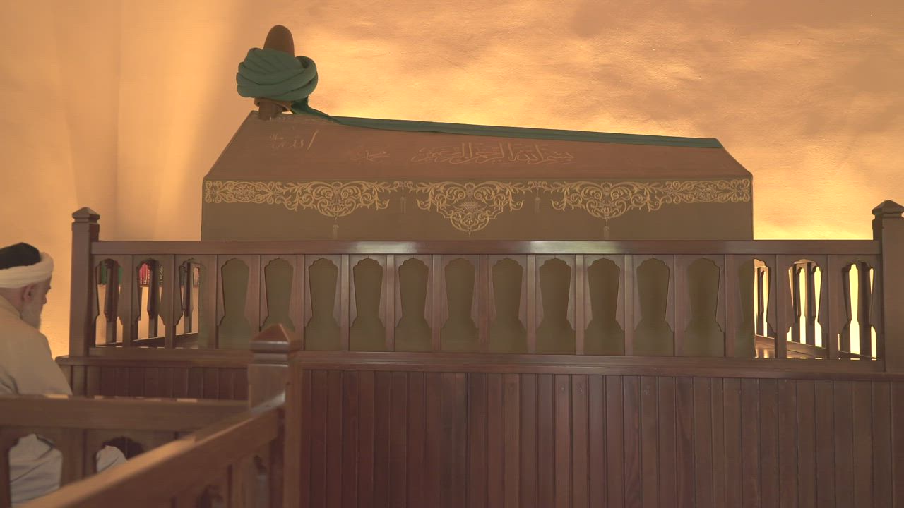Muslim old man praying to a coffin - Free Stock Video